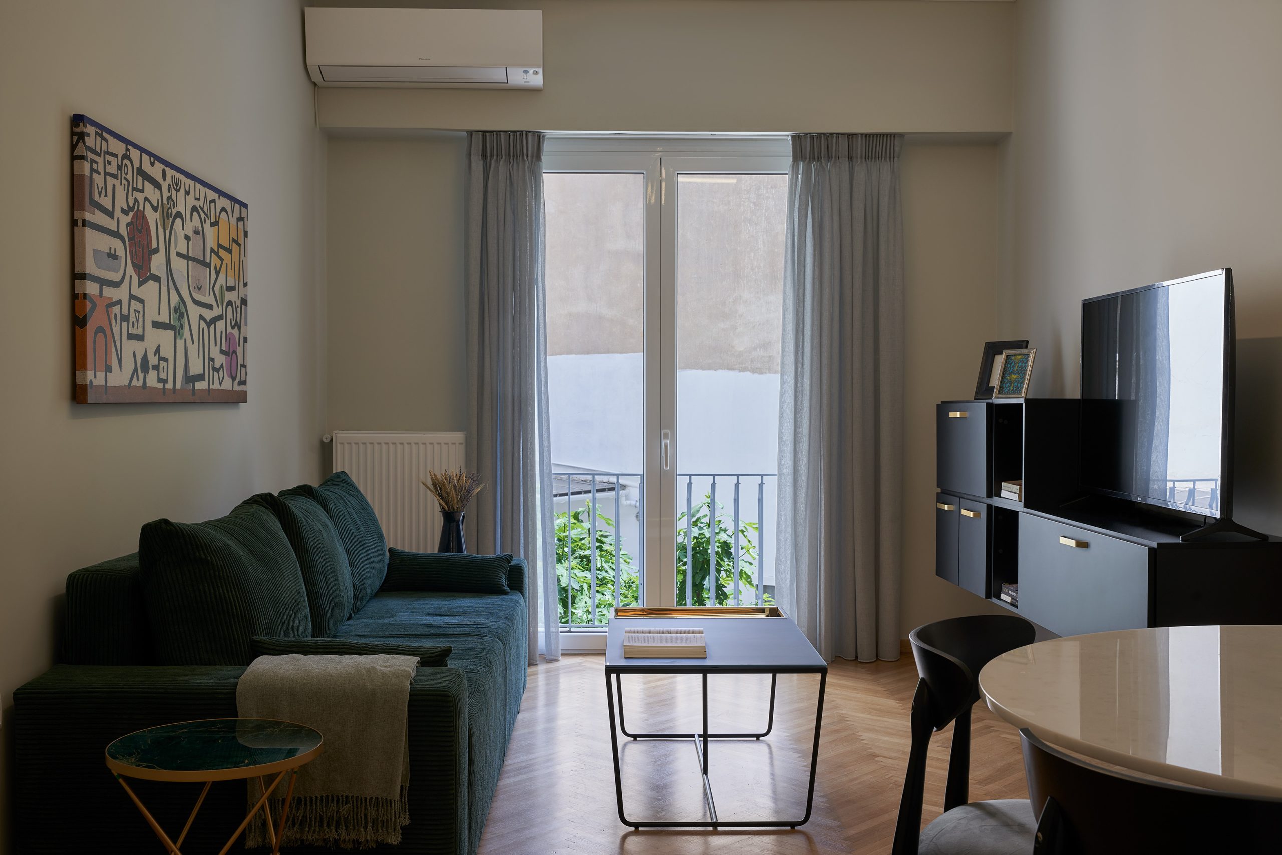 Little Gem: Modern Urban Retreat in the Heart of Athens - Pillowhite